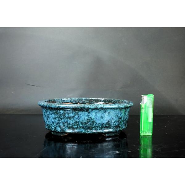 【秀峰】外縁小判下帯《片岡晋》片岡陶園四代目にあたる。昭和48年義村陶園改名、翌49年に秀峰号を継承する。釉色物が専門で、小鉢から超大物までこなす。陶法は、手びねり、紐づくり、押型と多彩。こなれた釉の使い方には独自の工夫がうかがえ、緑釉（織...