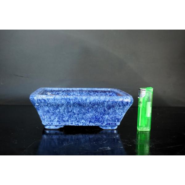 【秀峰】帯縁長方《片岡晋》片岡陶園四代目にあたる。昭和48年義村陶園改名、翌49年に秀峰号を継承する。釉色物が専門で、小鉢から超大物までこなす。陶法は、手びねり、紐づくり、押型と多彩。こなれた釉の使い方には独自の工夫がうかがえ、緑釉（織部釉...