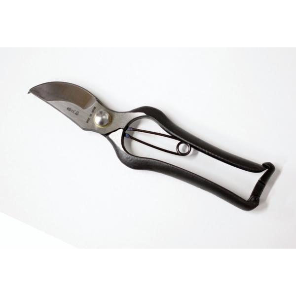 一般的なサイズの鍛造剪定鋏です。全長　約２００ｍｍ　重さ　約２２５ｇ鋼はＳ５８Ｃを使用しています。安心の喜久和ブランド。　日本製です。替バネをご入用の方は「１０９６立バネ　Ｍ」をお求めください。