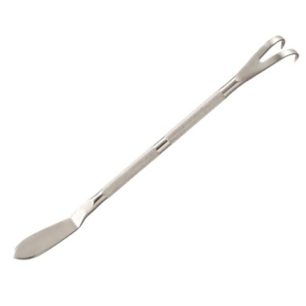 ステンレス製の根かき用の熊手です。丈夫な２本の爪ともう一方は土押えに使えるヘラが付いています。ハンドル部分は滑りにくい加工を施しております。全長　約２５０ミリ重さ　約８８ｇハンドル部分の太さ　約８ミリ安心の喜久和オリジナルこちらの商品はパキ...