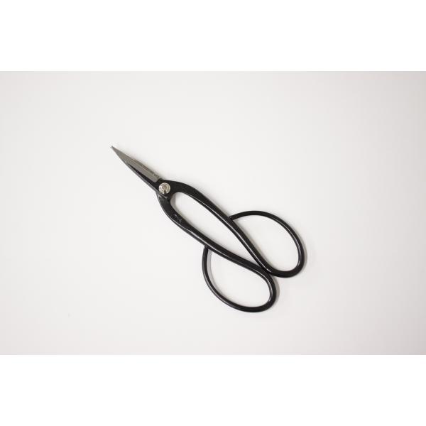 新潟三条の熟練した職人さんが作ったハサミです。盆栽などの小枝の剪定に最適です。5ミリほどの生木が刃元が切断可能です。全長　200mm　重さ　148g　信頼の日本製です。