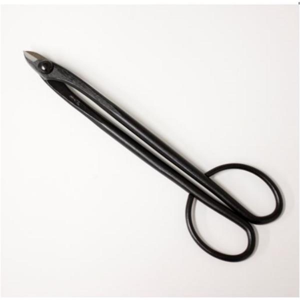 手に馴染みやすいハサミタイプの針金切です。全体に長いので奥まったところの針金も切れます。切断能力は銅線で#16まで、アルミ線で2.5mmまで切断可能です。(刃元部)全長　200mm　重さ　140g　刃渡り(カシメの中心部から刃先まで)　20...