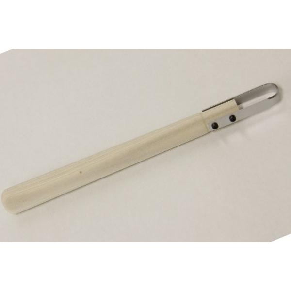 盆栽の神・舎利作りの皮むきにお使いください。 柄は木製（朴）です。 全長　約２３８ｍｍ　重さ　約４５ｇ 刃の幅　外側　約２０ｍｍ　内側　約１８ｍｍ 刃の部分はステンレス（ＳＵＳ４２０Ｊ２）です。 安心の(株)喜久和ブランド　日本製です。