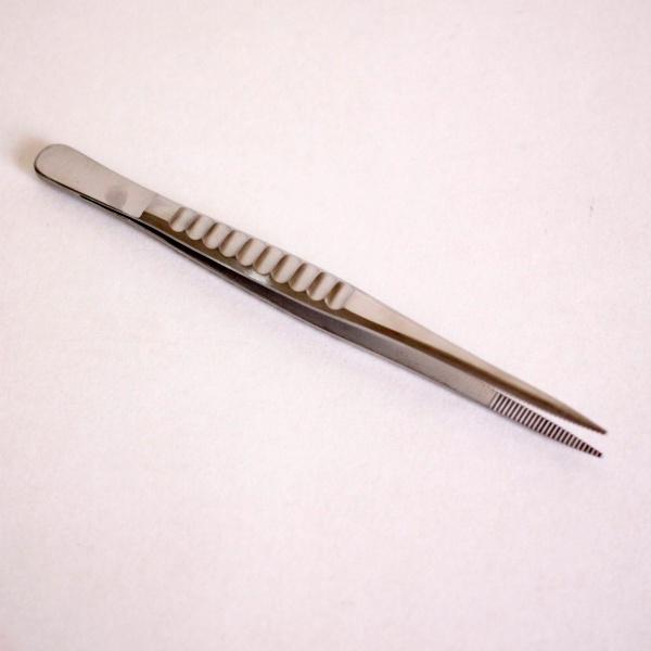 錆びに強いステンレス製のピンセットです。先細のため、細かい作業に適しています。お求めやすい価格の本格的なピンセットです。全長　約１８０ｍｍ重さ　約６４ｇ材質　ステンレス安心の喜久和ブランド　こちらの商品はパキスタン製になります。