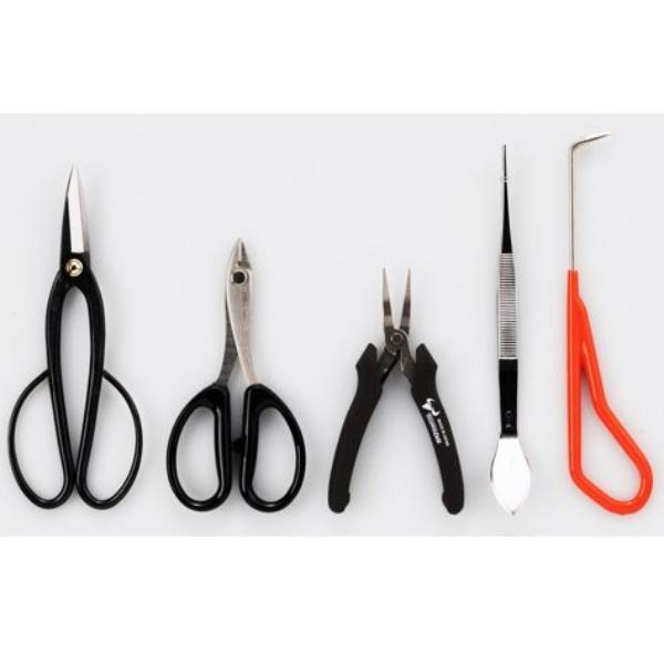 盆栽道具の喜久和がお奨めの入門用の盆栽道具セットです。盆栽を始めたいが道具は何が必要なのか困った方にお奨めの商品です。【セット内容】足長盆栽鋏ステンレスワイヤーカッターリードペンチヘラ付ピンセットステンレス小品盆栽用根かき収納ケースは付属し...