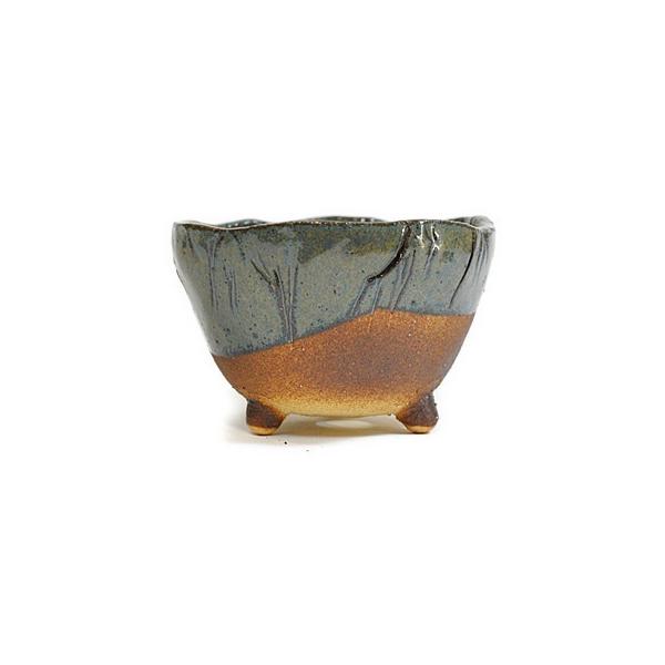 光沢のある青が素敵な鉢です。赤い花咲く木や山野草が似合います。幅11.5cm×高さ8cm