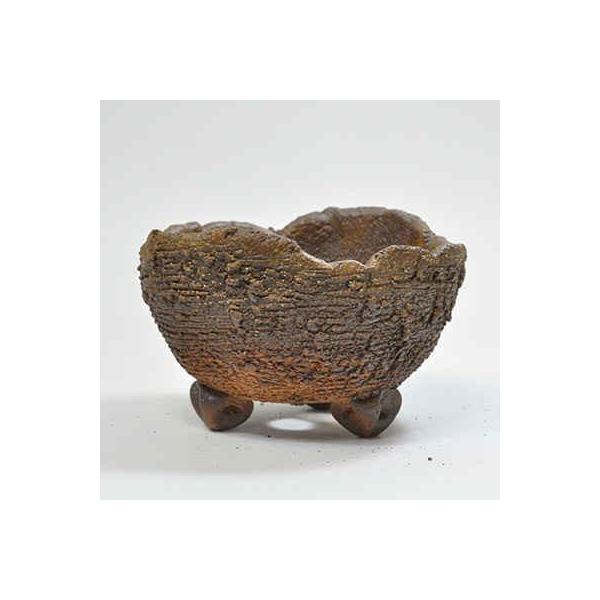 縄文土器を彷彿とさせるような器肌と色合い。少しくせのある脚がまた魅力的です。5号サイズもございます。　幅18cm×奥行き18cm×高さ12cm