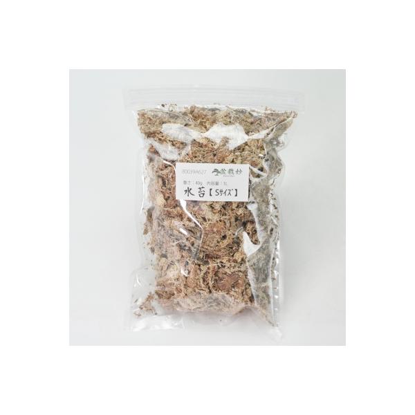 表土の乾きを防ぐ水ごけです。乾燥した水ごけをパックにしています。【使い方】パックから乾燥した苔をとりだして水に浸します。1時間ほど浸すと十分水が含まれますので、盆栽鉢と木の根元に巻きつけるように敷き詰めます。一晩水に浸すとより効果的です。そ...