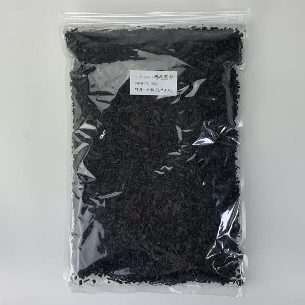 竹炭 小粒 Lサイズ 3L約1cm程に砕いた小粒竹炭です。盆栽に限らず、家庭菜園や花壇など、中型から大型の鉢植えに最適な土壌改良材です。培養土に混ぜることで通気性と保水性を適度に調整し、植物の根を健康に保ちます。湿気を防ぎながら土壌環境を改...
