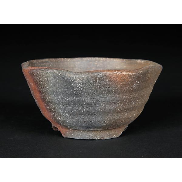 サイズ：口径12cm高6cm商品解説　日本六大古窯に数えられる信楽焼。付近の丘陵から取れる良質の陶土を活かし、登窯、窖窯の焼成によって得られる温かみのある火色（緋色）の発色と自然釉によるビロード釉と焦げの味わいに特色づけられ、土と炎が織りな...