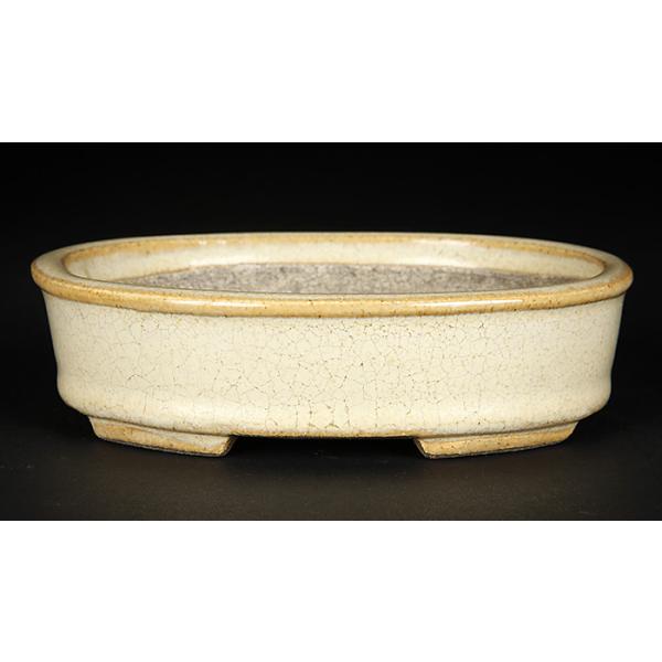 サイズ：左右13.5cm奥行11cm高3.5cm商品解説　瀬戸の盆栽鉢と言えば「寺畑陶園・真山鉢」。その二代目として奮闘中なのが真山氏の次女・加藤里美氏。父・真山氏譲りの外連味のない作風はまさに正統派。瀬戸、常滑、中国の土をブレンドした胎土...