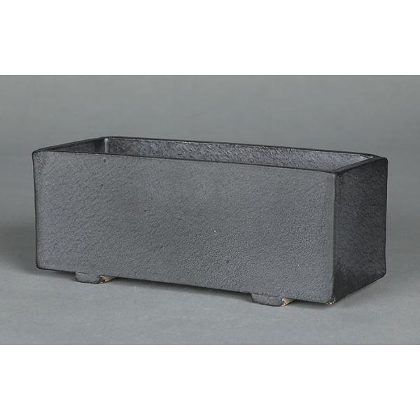 サイズ：左右16.5cm奥行6.5cm高6.5cm商品解説　三重県四日市市の伝統的な焼き物万古焼。　深みのある渋い発色が魅力です。短冊型で深さのある珍しいデザインです。山野草の寄せ植えに最適です。※手づくりゆえ、色目の違い、若干のサイズの違...