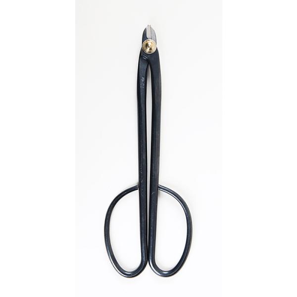 サイズ：全長205mm盆栽の針金整姿・必須のアイテム！商品解説　盆栽の整枝作業や植え替え作業の時、銅線やアルミ線などを切るための道具です。剪定鋏を使って針金を切ると刃こぼれしてしまうので専用の針金切りが必要です。汎用工具のペンチやニッパーと...