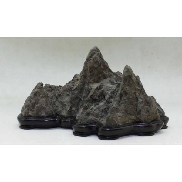 加茂川遠山石間口24×奥行15.5cm保存状態良好峻険にして泰然たる雄大なる景と加茂川らしい落ち着いた雅味のあるは石質が秀逸。一流展示会に出品可能。