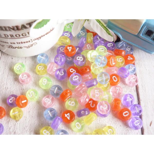 たっぷり100個入り。たくさん使いたい方にはとってもお得です(^^♪＊各数字（０〜９）×各5個保証　残り50個はアソートになります。素材：プラスチック【サイズ】直径：約7mm×厚さ：約3.5mm穴の直径：約1.5mm実測のため、多少の誤差は...