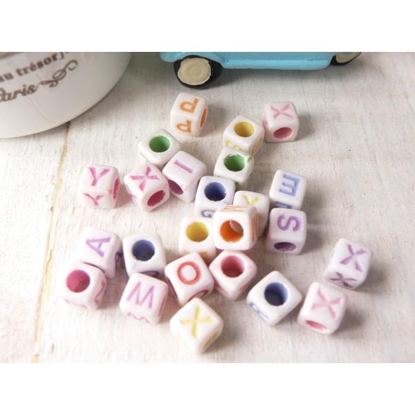 たっぷり100個入り。たくさん使いたい方にはとってもお得です(^^♪A〜Zの26文字は各２個入っています(^^♪素材：プラスチック【サイズ】約6mmA〜Zの26文字を各２個は入っていますがお色、その他の文字はアソートになり、合計で100個梱...