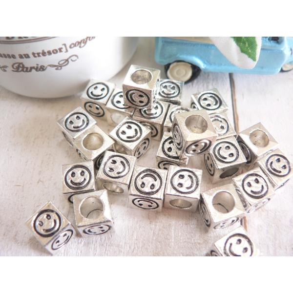 【サイズ】7mm　穴約4mm【素材】金属☆海外輸入品のため、多少作りが雑な場合(色むら、バリ、個体差など）がございますのでご了承ください。