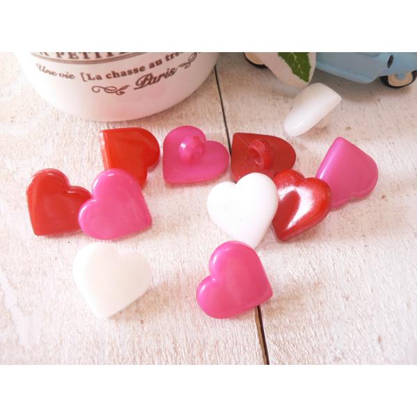 立体的なハートのボタン　　ボタン　手芸用　10個入りです♪【サイズ】14×14mm【個数】10個【素材】プラスチック＊お色はお選びいただけません。☆海外輸入品のため、バリ、色むら、色移りなどの作りが荒い、個体差がある場合がございます。ご了承...