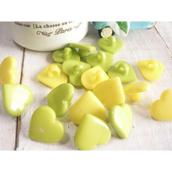 立体的なハートのボタン　　ボタン　手芸用　10個入りです♪【サイズ】14×14mm【個数】10個【素材】プラスチック＊お色はお選びいただけません。☆海外輸入品のため、バリ、色むら、色移りなどの作りが荒い、個体差がある場合がございます。ご了承...