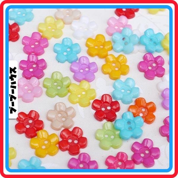 立体的なお花のボタン　フラワー　ボタン　手芸用　10個入りです♪【サイズ】１５mm【素材】プラスチックアソートで10個セットとなります。色はお選びいただけません。写真にない色が入る場合があります♪☆海外輸入品のため、バリ、色むら、色移りなど...
