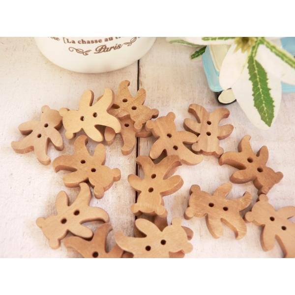 ナチュラルな木のボタン　くまさん　10個新品素材：ウッド【サイズ】22×18mm★色柄のあるものは、アソートになりますので、柄はお選びいただけません。　お写真ない柄が入る場合もございます♪☆海外輸入品のため、色むら、プリントの不鮮明やズレ、...
