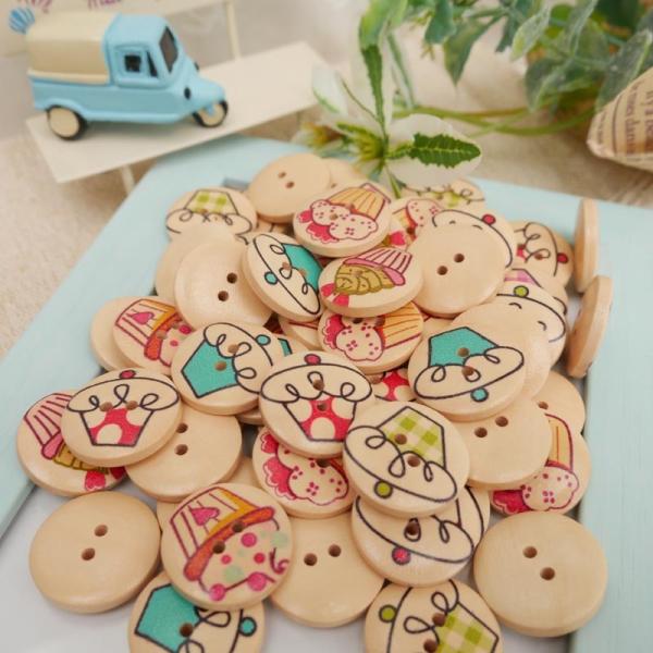 木のボタン　カップケーキ柄　手芸用　5個新品素材：ウッド【サイズ】直径 20mm★アソートになりますので、柄はお選びいただけません。　写真にない柄が入る場合もございます♪☆海外輸入品のため、色むら、プリントの不鮮明やズレ、ロットによる色味の...