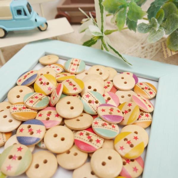 木のボタン　三連星　星　三ツ星　手芸用　6個新品素材：ウッド【サイズ】直径 15mm★色柄のあるものは、アソートになりますので、柄はお選びいただけません。　お写真ない柄が入る場合もございます♪☆海外輸入品のため、色むら、プリントの不鮮明やズ...