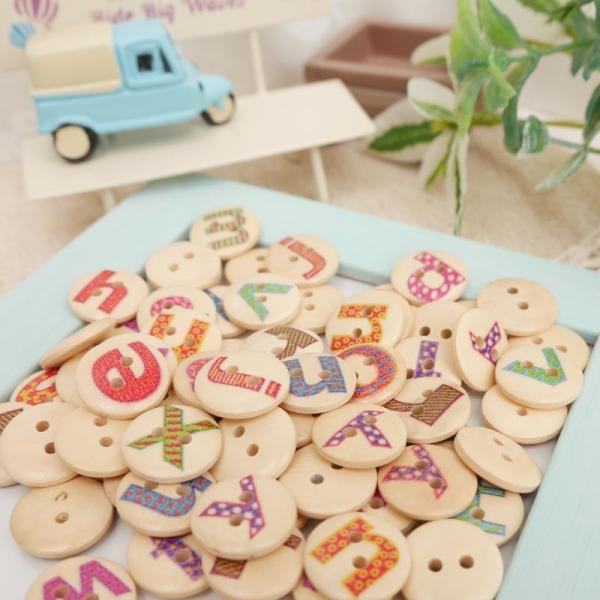 木のボタン　ナチュラル　英語　文字　アソート　8個新品素材：ウッド【サイズ】直径 15mm★色柄のあるものは、アソートになりますので、柄はお選びいただけません。　お写真ない柄が入る場合もございます♪☆海外輸入品のため、色むら、プリントの不鮮...