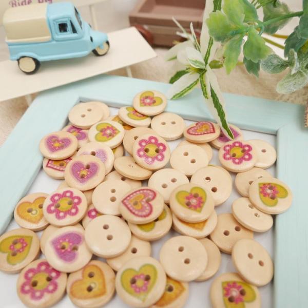 木のボタン　ナチュラル　ハート　お花柄　7個新品素材：ウッド【サイズ】直径 15mm★色柄のあるものは、アソートになりますので、柄はお選びいただけません。　お写真ない柄が入る場合もございます♪☆海外輸入品のため、色むら、プリントの不鮮明やズ...