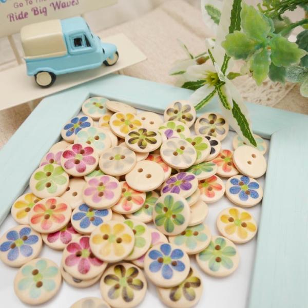 木のボタン　ナチュラル　カラフルなお花　アソート　7個新品素材：ウッド【サイズ】直径 15mm★色柄のあるものは、アソートになりますので、柄はお選びいただけません。　お写真ない柄が入る場合もございます♪☆海外輸入品のため、色むら、プリントの...