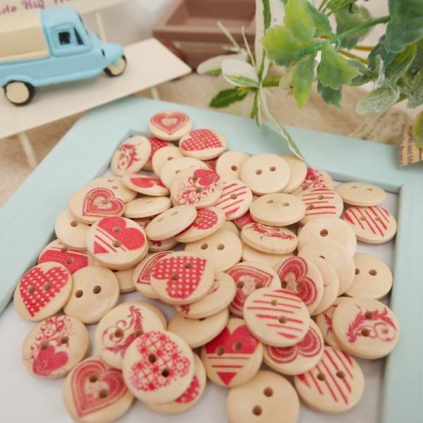 木のボタン　ナチュラル　いろんな赤いハート　7個新品素材：ウッド【サイズ】直径 15mm★色柄のあるものは、アソートになりますので、柄はお選びいただけません。　お写真ない柄が入る場合もございます♪☆海外輸入品のため、色むら、プリントの不鮮明...