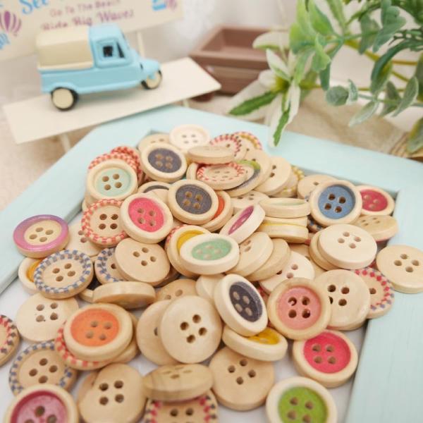 木のボタン　ナチュラル　カラフルパターン　15mmサイズ　10個新品素材：ウッド【サイズ】直径 15mm★色柄のあるものは、アソートになりますので、柄はお選びいただけません。　お写真ない柄が入る場合もございます♪☆海外輸入品のため、色むら、...