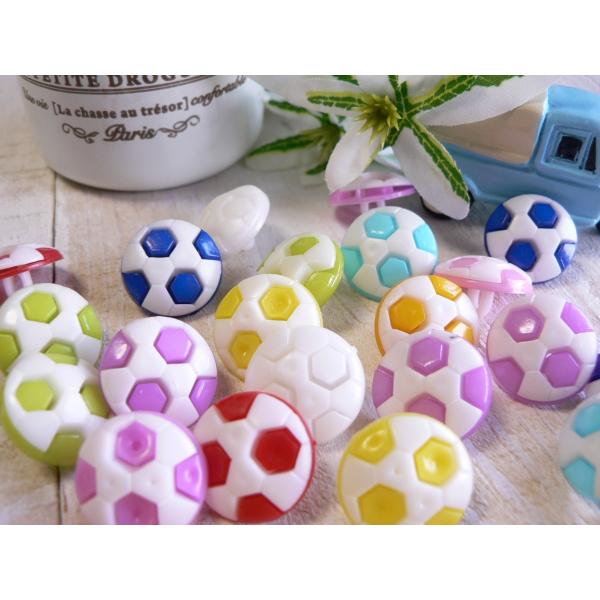 ボタン サッカーボール　フットボール　カラフル　大　手芸 8個素材：プラスチック【サイズ】　１６ｍｍ＊アソートとなります。お色は選べません。＊お写真にないお色が含まれる場合がございます。☆海外輸入品のため、多少作りが雑な場合(色むら、バリ、...