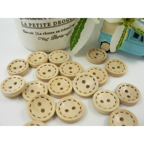 ボタン　15mm （小）　ナチュラル　ウッド　ステッチ　6個素材：ウッド【サイズ】直径15mm他サイズ　18（中）　20（大）mmがあります。☆海外輸入品のため、多少作りが雑な場合(色むら、バリ、個体差など）がございますのでご了承ください。