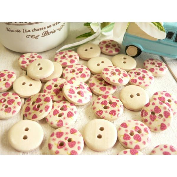 ボタン　20mm （大）　いちご　イチゴ　ストロベリーナチュラル　ウッド　10個素材：ウッド【サイズ】直径20mm他サイズ　15（小）があります。☆海外輸入品のため、多少作りが雑な場合(色むら、バリ、個体差など）がございますのでご了承ください。
