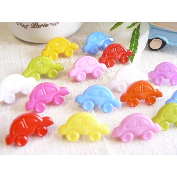 ボタン くるま　車　カラフル　8個入♪新品素材：プラスチック【サイズ】12×21mm★アソートになりますので、お色は選べません。　お写真にない色が含まれる場合がございます♪　☆海外輸入品のため、バリ、色むら、色移りなどの作りが荒い、個体差が...