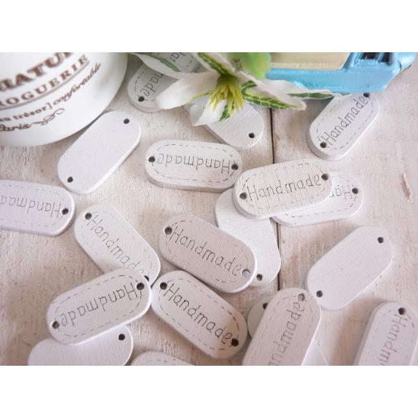 木のボタン　ホワイト　白　10個アソート　「Handmade」刻印新品素材：ウッド【サイズ】12×20mm★色柄のあるものは、アソートになりますので、柄はお選びいただけません。　お写真ない柄が入る場合もございます♪☆海外輸入品のため、色むら...