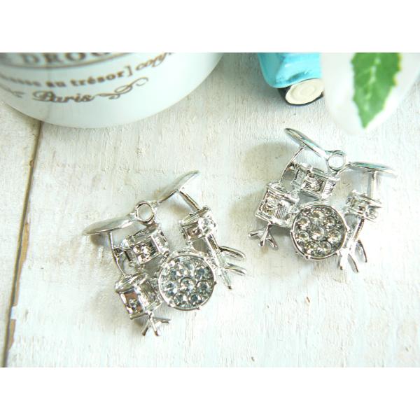 【サイズ】21×21mm（カン含）新品☆海外輸入品のため、多少作りが雑な場合(色むら、バリ、ピンホール、ロットの個体差など）がございますのでご了承ください。