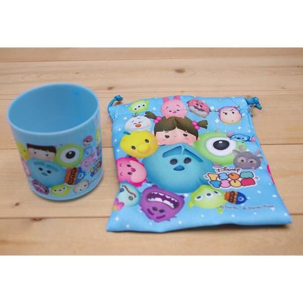 ☆ディズニー　ツムツム　コップ＆巾着　セットかわいいコップと同じプリントのコップを入れる巾着のセットになります。【サイズ】コップ　直径7×高さ7.5(取っ手含まず)・容量：250ml・耐熱温度：８０度巾着　縦15×横15（単位：センチ）※実...