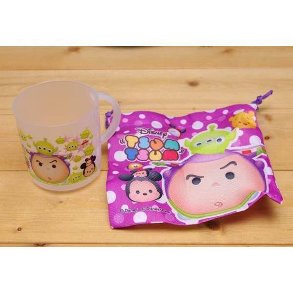 ☆ディズニー　ツムツム　コップ＆巾着　セットかわいいコップと同じプリントのコップを入れる巾着のセットになります。【サイズ】コップ　直径7×高さ7.5(取っ手含まず)・容量：250ml・耐熱温度：８０度巾着　縦15×横15（単位：センチ）※実...