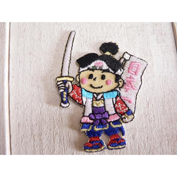 アイロン貼り付けタイプのワッペンです。入園、入学の準備にいかがでしょうか？【サイズ】約6.2×4.2cm※注意※輸入品のため、小さなほつれや、糸の縫い込などが見られる場合がございます。アイロンで貼れますが、生地やロットによってはうまく貼れな...