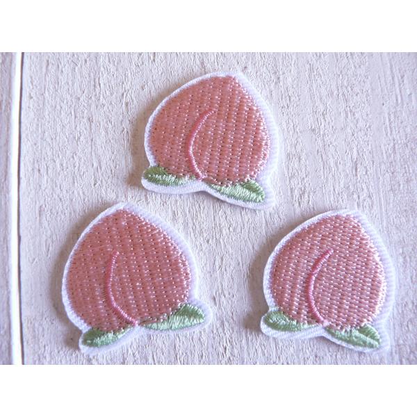 アイロン貼り付けタイプ【サイズ】2.8×2.6cm※注意※輸入品のため、小さなほつれや、糸の縫い込などが見られる場合がございます。裏面のアイロンシートが黒っぽくなっている場合があります。アイロンで貼れますが、生地によっては剥がれる場合があり...