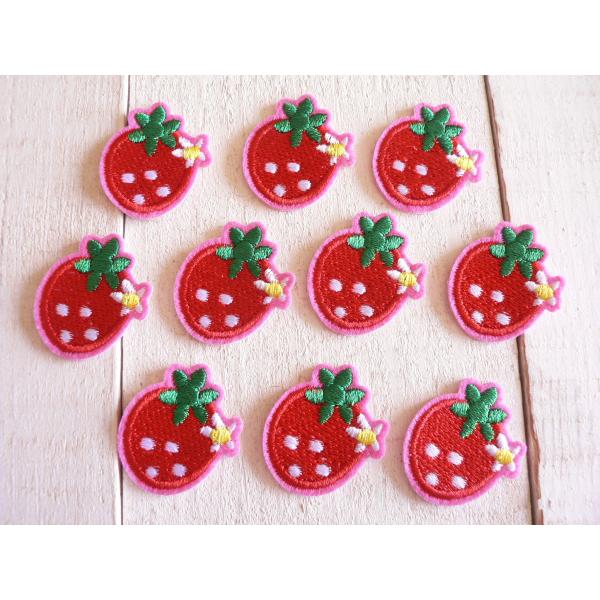 アイロン貼り付けタイプ【サイズ】2.9×2.5cm※注意※輸入品のため、小さなほつれや、糸の縫い込などが見られる場合がございます。裏面のアイロンシートが黒っぽくなっている場合があります。アイロンで貼れますが、生地によっては剥がれる場合があり...