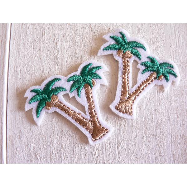 アイロン貼り付けタイプのワッペンです。入園、入学の準備にいかがでしょうか？【サイズ】ヤシの木　3.8×4cm※注意※輸入品のため、小さなほつれや、糸の縫い込などが見られる場合がございます。アイロンで貼れますが、生地やロットによってはうまく貼...