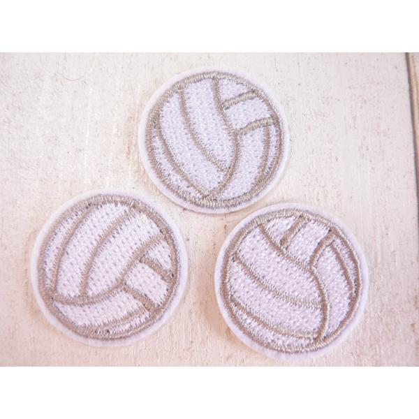 アイロン貼り付けタイプのワッペンです。入園、入学の準備にいかがでしょうか？【サイズ】2.5cm※注意※輸入品のため、小さなほつれや、糸の縫い込などが見られる場合がございます。アイロンで貼れますが、生地やロットによってはうまく貼れなかったり、...