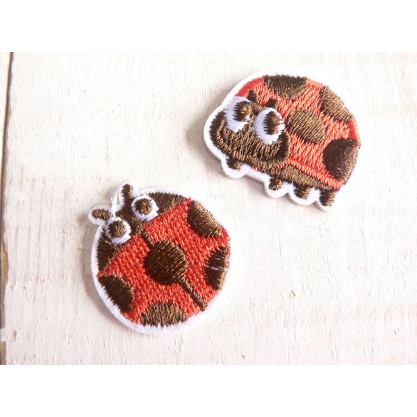 ＊アイロン＆シールワッペン　裏面の透明フィルム、もしくは白い紙を剥がしてご利用ください。(のり・シールにべとつきがある場合がありますが、使用上問題はありません・・）下2.5×2.3cm※注意※輸入品のため、小さなほつれや、糸の縫い込などが見...