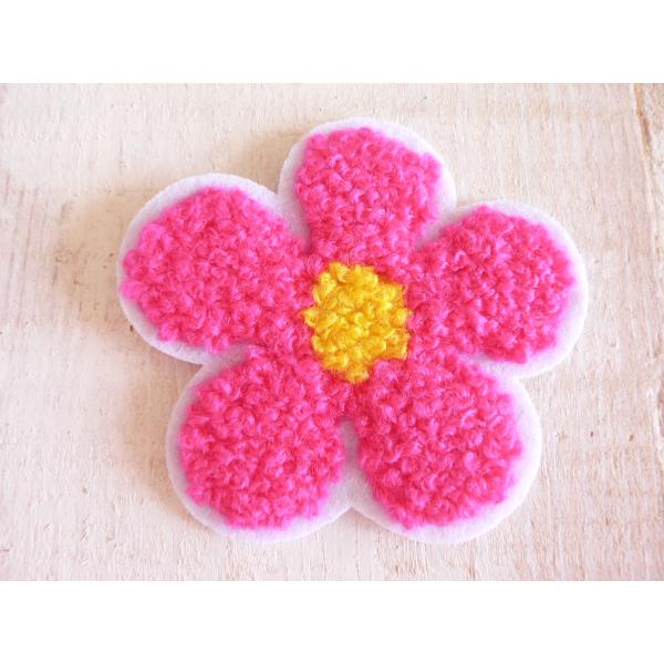 アイロン貼り付けタイプのワッペンです。入園、入学の準備にいかがでしょうか？最大幅　5.2cm※注意※輸入品のため、小さなほつれや、糸の縫い込などが見られる場合がございます。アイロンで貼れますが、生地やロットによってはうまく貼れなかったり、剥...