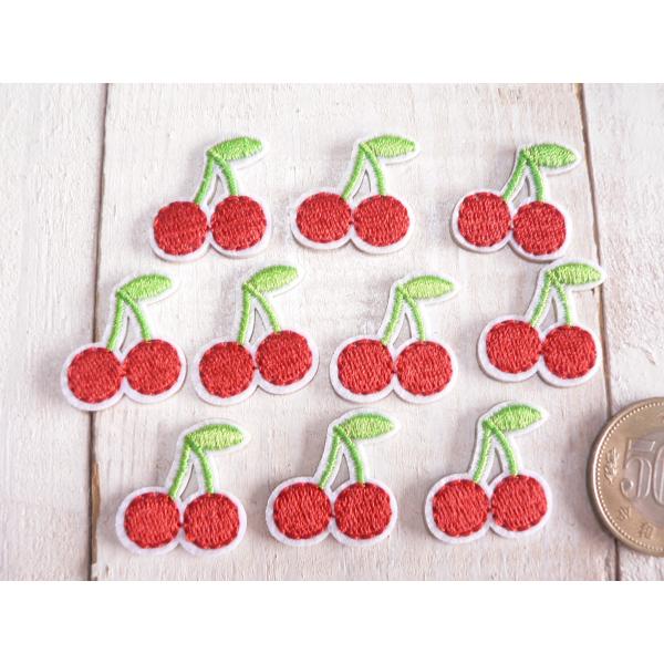 アイロン＆シール貼り付けタイプ＊裏面の白い紙をはがしてご使用ください(^^♪【サイズ】2.2×2cm※注意※輸入品のため、小さなほつれや、糸の縫い込などが見られる場合がございます。裏面のアイロンシートが黒っぽくなっている場合があります。アイ...