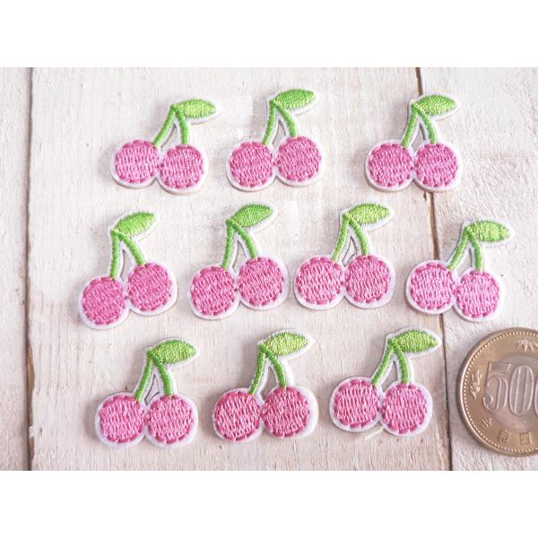 アイロン＆シール貼り付けタイプ＊裏面の白い紙をはがしてご使用ください(^^♪【サイズ】2.2×2cm※注意※輸入品のため、小さなほつれや、糸の縫い込などが見られる場合がございます。裏面のアイロンシートが黒っぽくなっている場合があります。アイ...