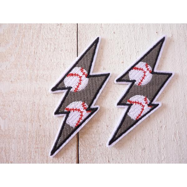 アイロン貼り付けタイプのワッペンです。【サイズ】8×3cm実測のため、多少の誤差はご了承ください。※注意※輸入品のため、小さなほつれや、糸の縫い込などが見られる場合がございます。アイロンで貼れますが、生地やロットによってはうまく貼れなかった...